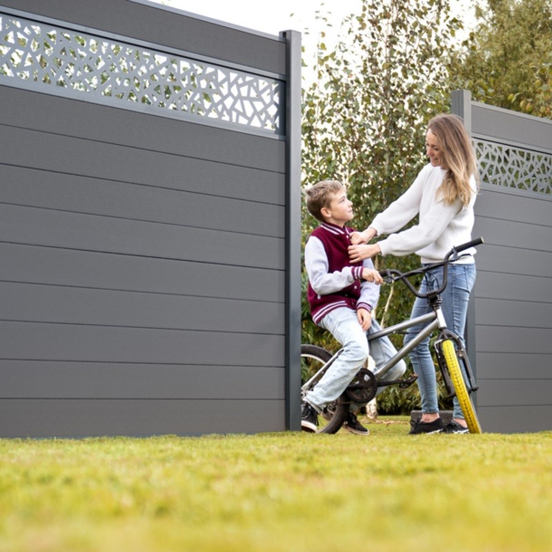 Composite fencing pack with concrete base and decorative slat | Gardenode